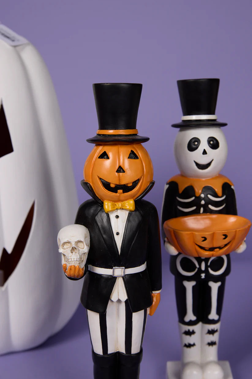 Mr Pumpkin Holding Skull – Under the Mistletoe Shop